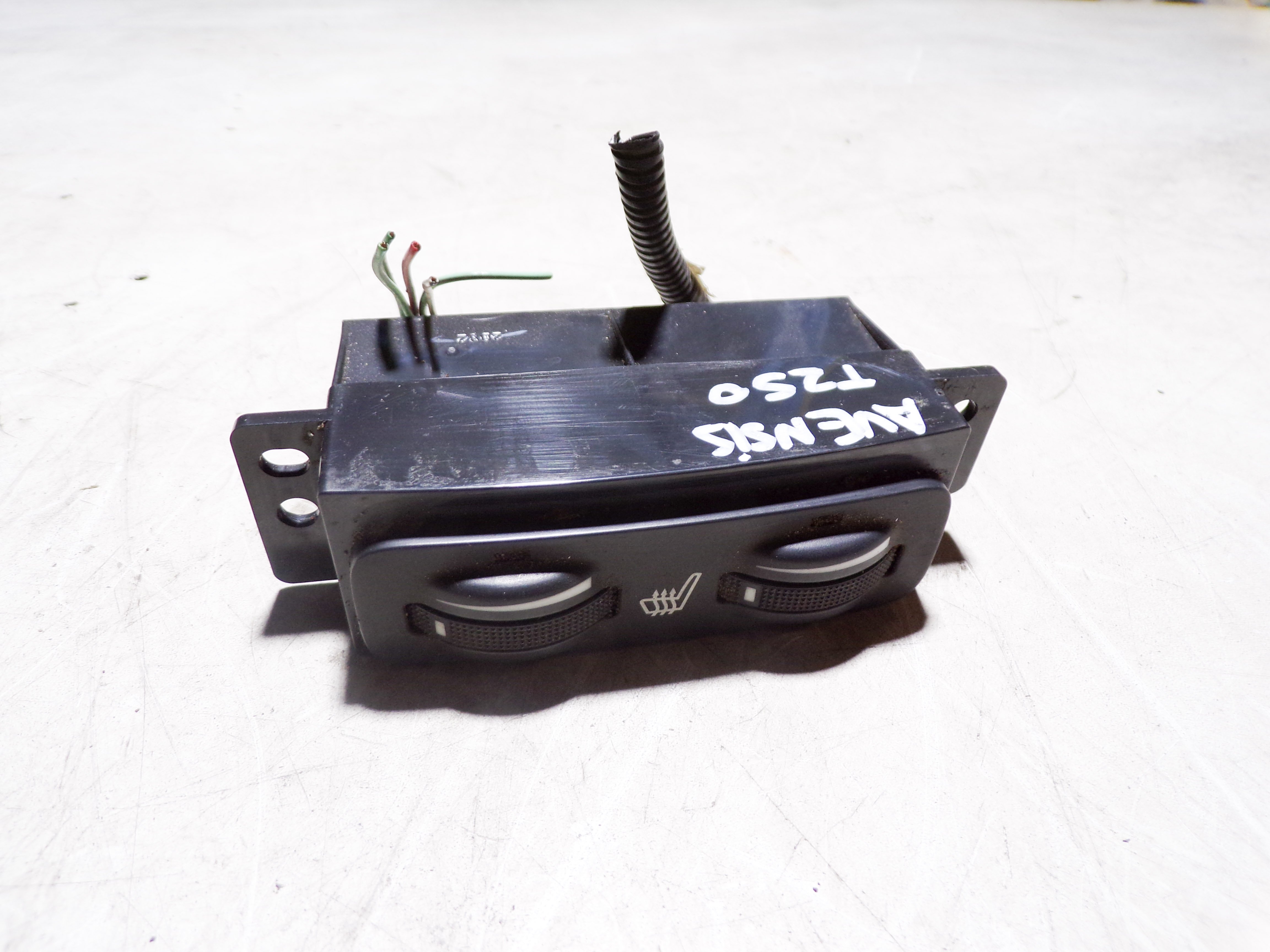 TOYOTA AVENSIS Estate (_T25_) Seat heating switch 17718301 - Used parts online - 5568939 | Dalys.lt